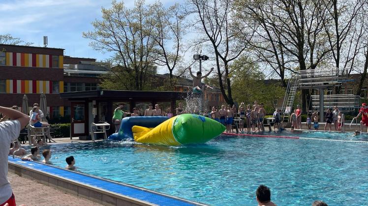 Quickborner Freibad beendet erfolgreiche Saison mit Pool-Party
