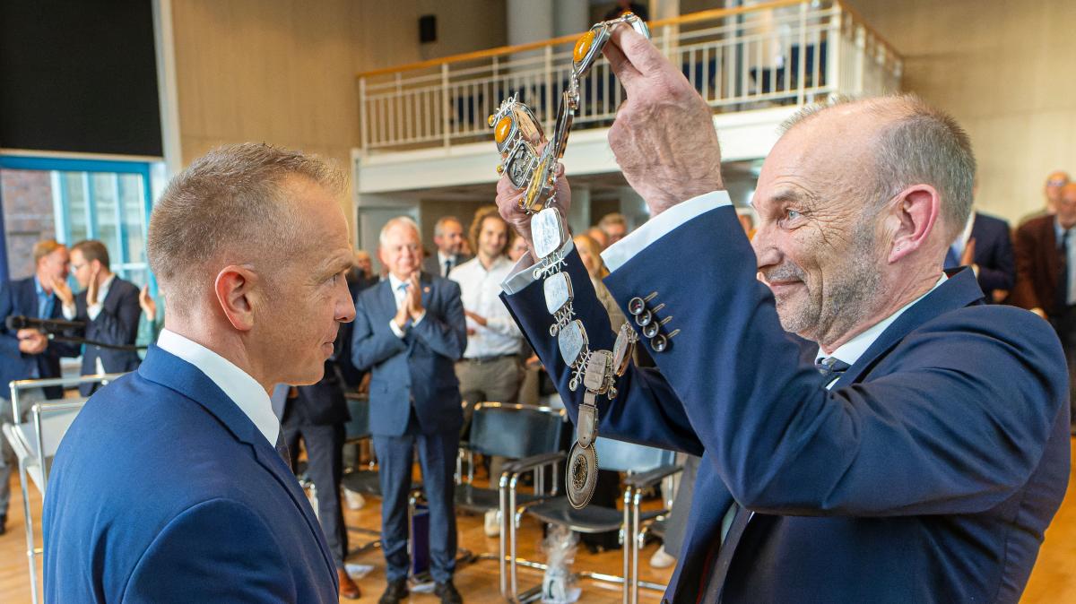 Martin Kindl als neuer Bürgermeister von Husum vereidigt