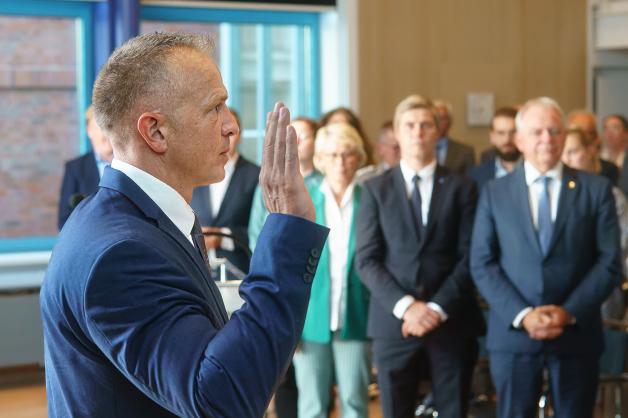 Martin Kindl als neuer Bürgermeister von Husum vereidigt