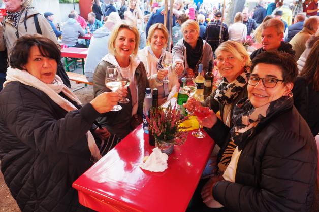 Weinfest in Uetersen: Das kosten Wein, Crêpes und Steaks