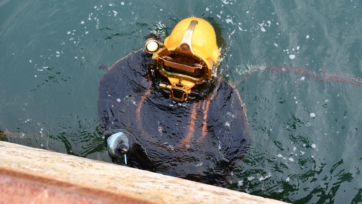 Taucher schweißen Spundwand im Eckernförder Hafen