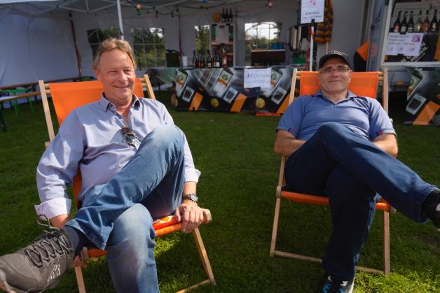 Barmstedter tanzen und feiern beim zweiten Weinfest