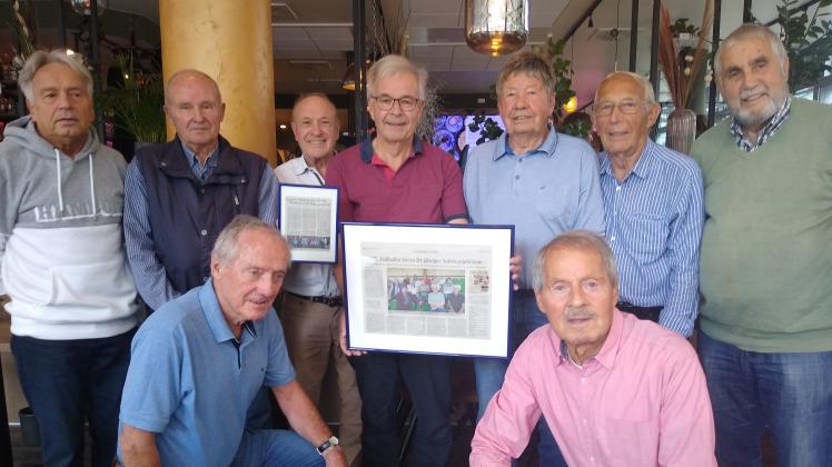 Veteranen des VfL Pinneberg feiern Regionalliga-Aufstieg von 1973