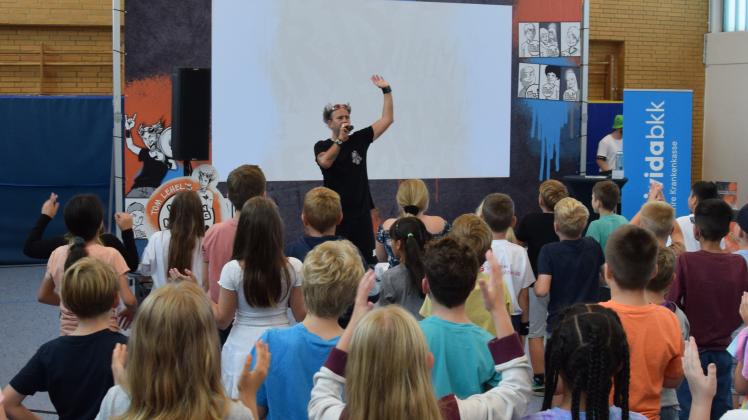 Büdelsdorf: Kika-Star Tom Lehel macht Kinder stark gegen Mobbing | SHZ