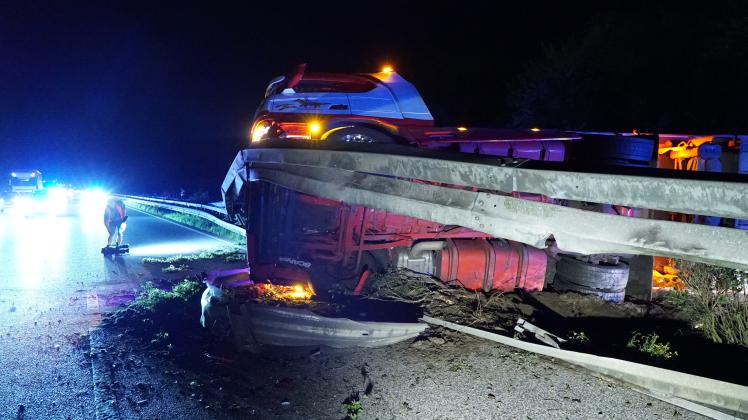 Käse-Lkw kippt auf A7 bei Nortorf um und durchbricht Leitplanke