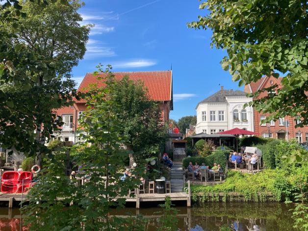 Warum in Friedrichstadt ein Bierautomat an der Gracht steht