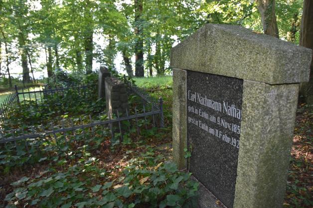 Eutin: Dietrich Mau bietet erste Führung über jüdischen Friedhof