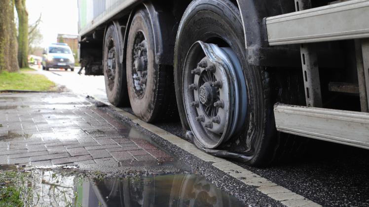 Knall Itzehoe Reifenplatzer LKW Innenstadt