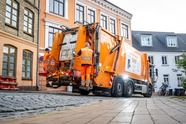 Müllabfuhr hautnah: Drei Männer bewegen bis zu 30 Tonnen Abfall