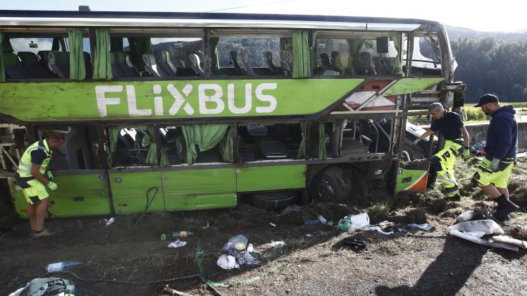 Flixbus kracht in Österreich in Leitplanke - eine Tote