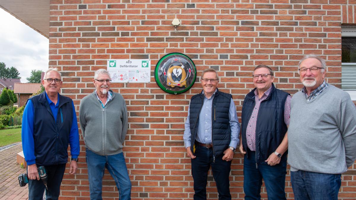 Lebensretter selbst gekauft: Defibrillator in Blumenstraße