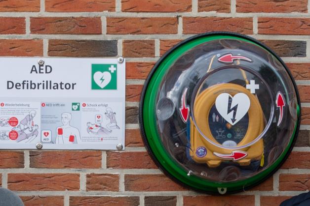 Lebensretter selbst gekauft: Defibrillator in Blumenstraße