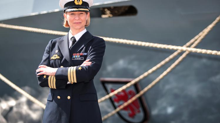 Erste Kommandantin der Deutschen Marine gibt Kommando ab | NNN