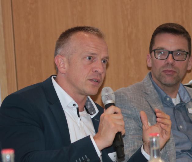 Autostau in der Siemensstraße in Husum. IGO und Stadt im Gespräch