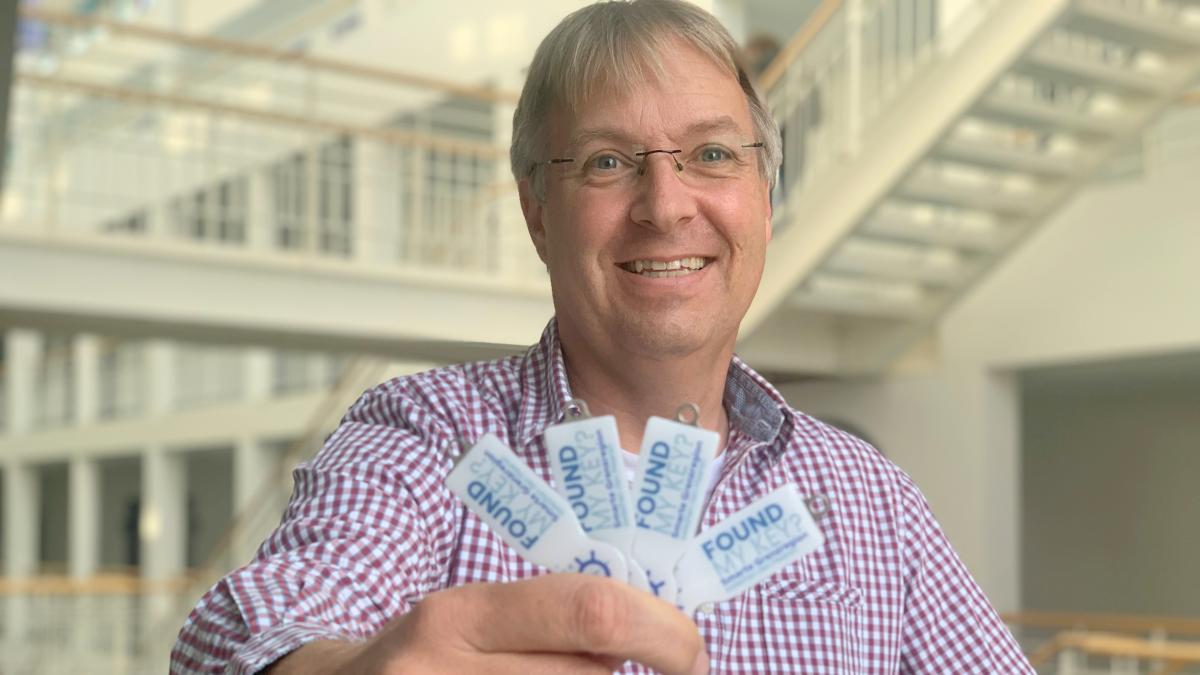 Im Rathaus Husum gibt es jetzt kostenlose smarte Schlüsselfinder