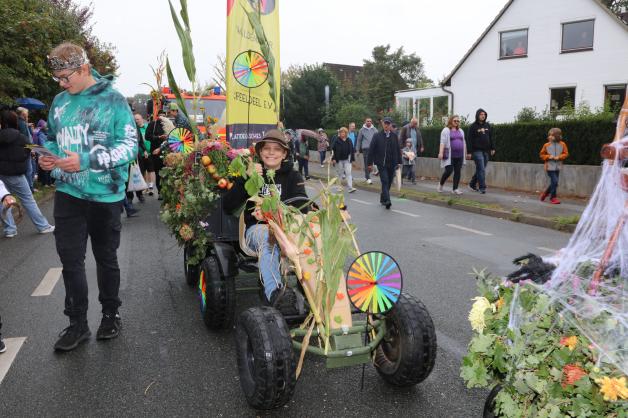 Erntedankumzug: Eine Tonne Bonbons in Waldenau-Datum verteilt