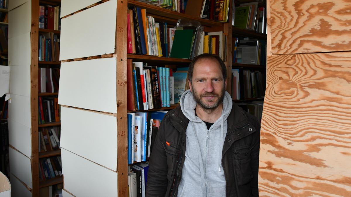 Brekendorf: Samuel Pusch gibt 45.000 Bücher ab