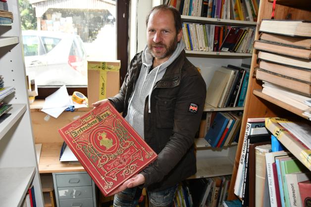 Brekendorf: Samuel Pusch gibt 45.000 Bücher ab
