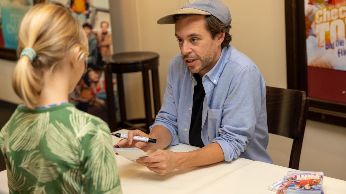 Schlange stehen für „Checker Tobi“: Kika-Moderator stellt neuen Film in ...