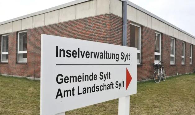 Qualm aus Heizungshaus: Feuerwehr auf Sylt eilt zum Ordnungsamt