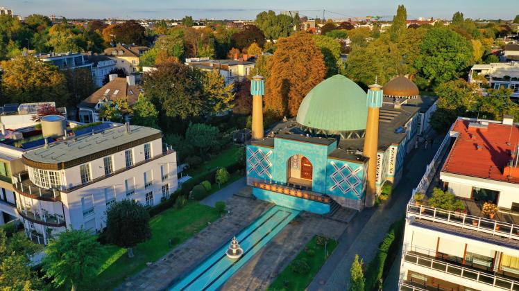 Islamisches Zentrum: Gebete vor Blauer Moschee in Hamburg | SHZ