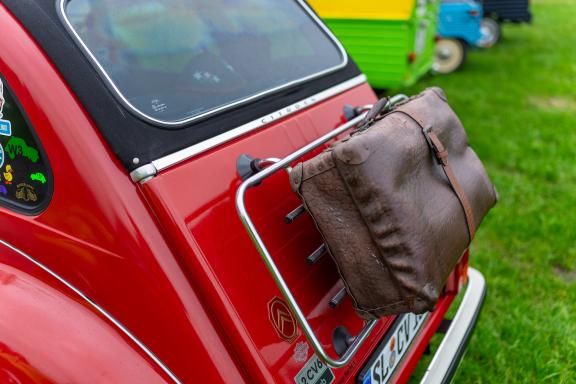 Die Mitglieder der Flensburger Enten-Clique zeigen ihre Autos