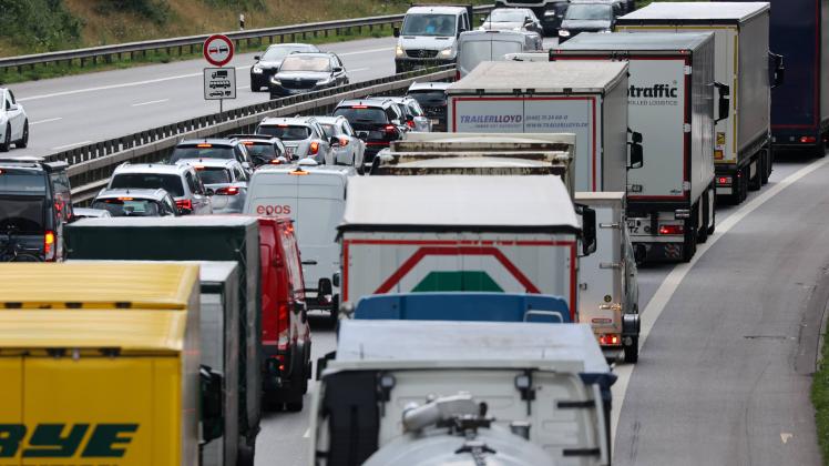 Ferien in Niedersachsen und Bremen: Staus drohen auf A7 und A1