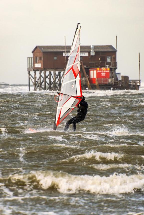 Gäste und Wassersportler genießen Sturm in St. Peter-Ording
