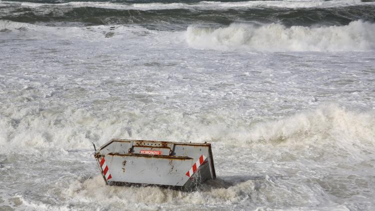 Sylt: Wellen reißen Baustelle am Strand von Westerland ins Meer