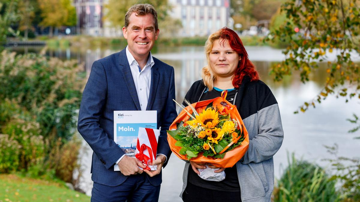 Kiel wächst auf 250.000 Einwohner - Kämpfer begrüßt 18-Jährige