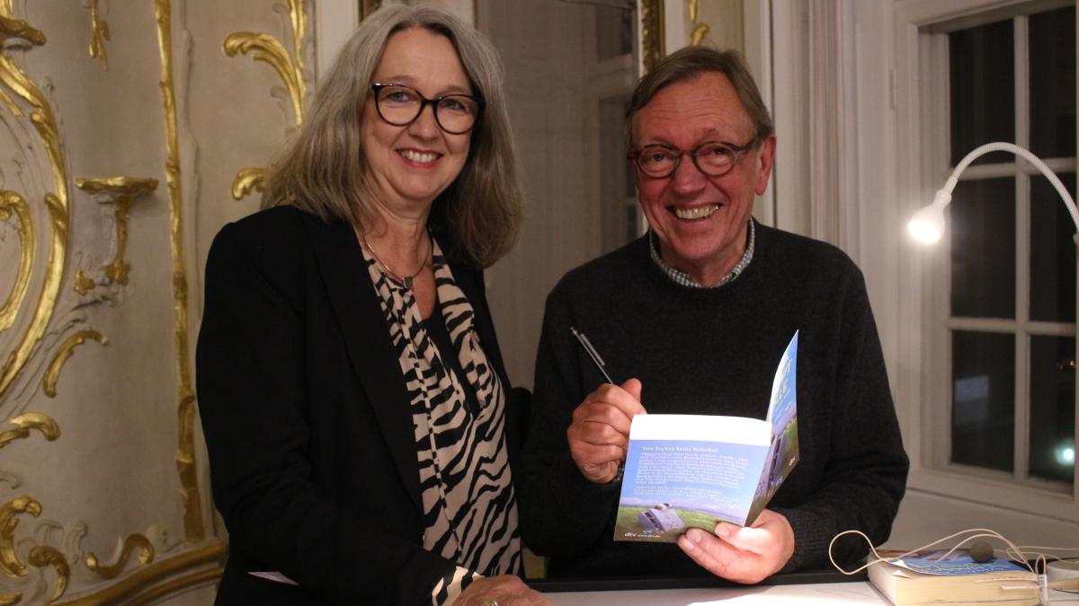 Krimiautor Krischan Koch begeistert Publikum in Wilster