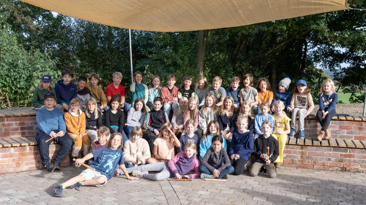 Waldorfschüler bauen neue Sitzbank auf Schulgelände