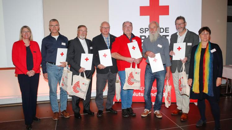 Blutspende SH: DRK in Büdelsdorf ehrt langjährige Spender | SHZ