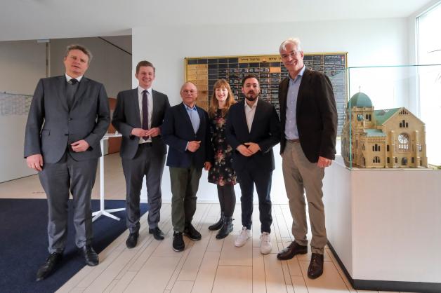 Fünf Bundestagsabgeordnete suchen die Synagoge in Osnabrück auf