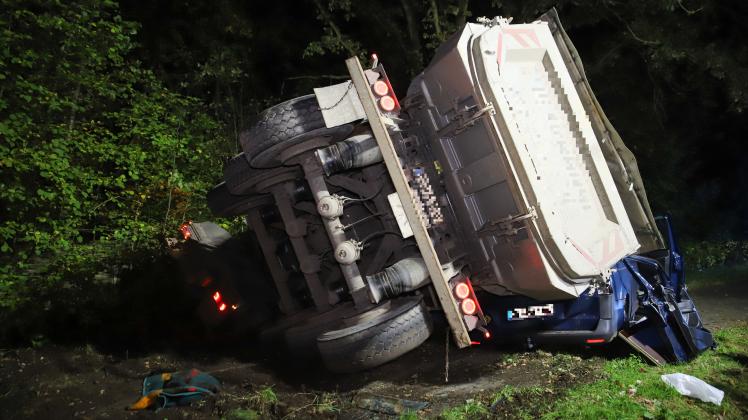 Unfall in Norderstedt: Mercedes-Fahrer stirbt nach Crash mit Lkw