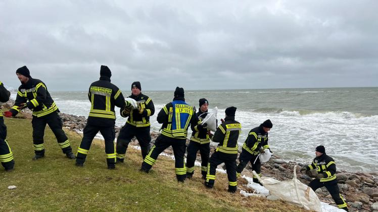 Ostsee-Sturmflut: Feuerwehren aus dem Kreis Pinneberg im Einsatz
