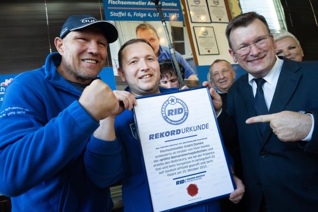 Neuer Weltrekord: Usedomer stellt das längste Fischbrötchen her | SHZ