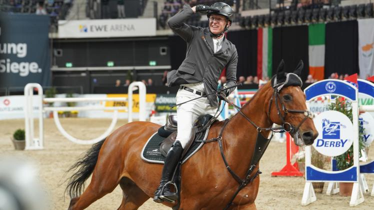 Springreiter Tim Rieskamp-Goedeking jubelt über Sieg in Oldenburg