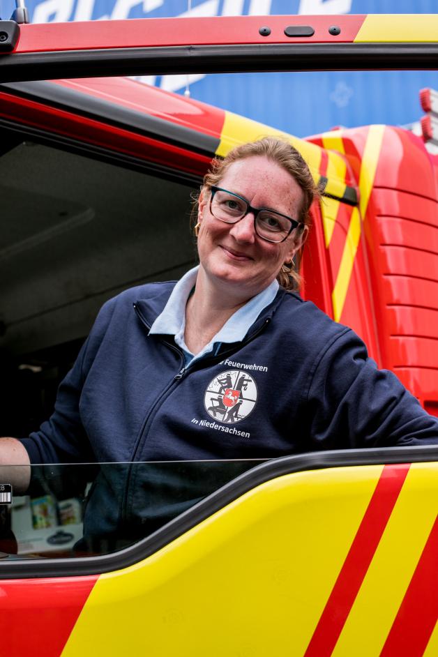 Brandschutzerzieherin Meike Beinert erklärt, warum Feuer raucht?