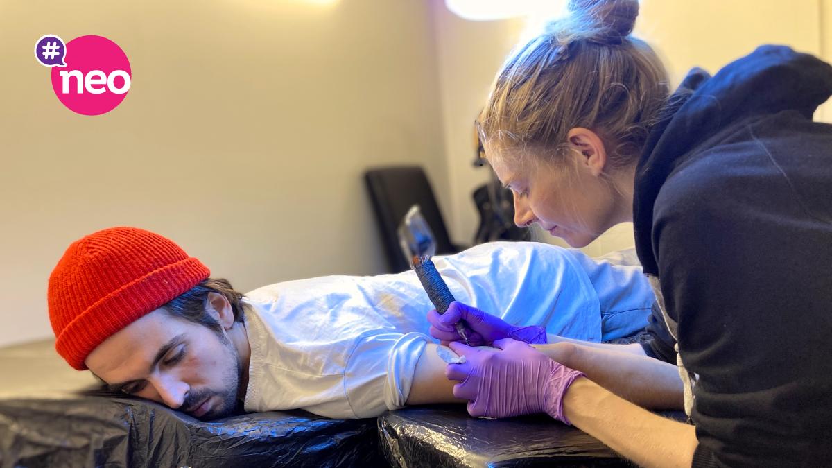 Mit Video:Tätowiererin Laurie sticht auf Sylt Organspende-Tattoos