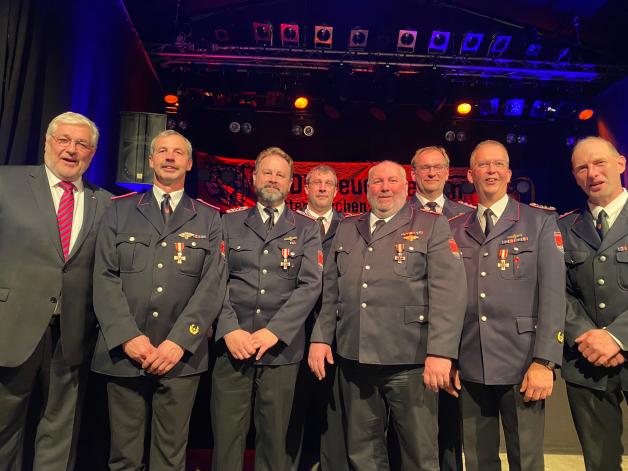 Ballnacht auf Föhr: 120 Gäste feiern beim Ball der Feuerwehr Wyk