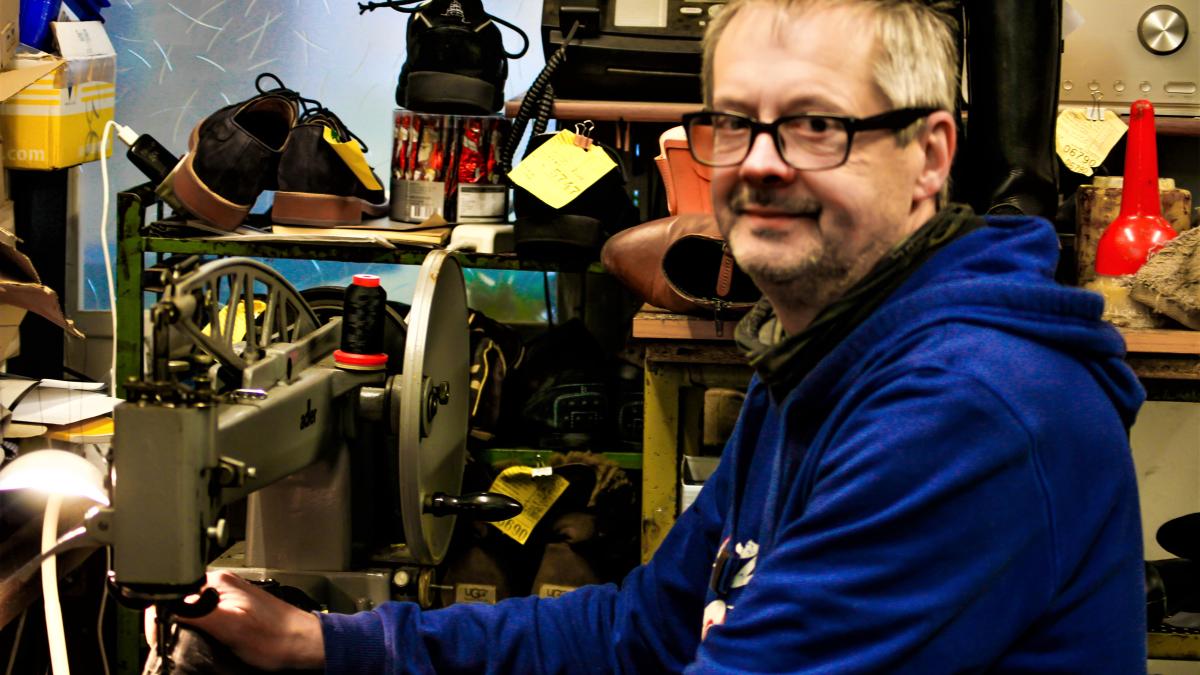 Ralph Schroeder ist einer der letzten Schuhmacher Schenefelds