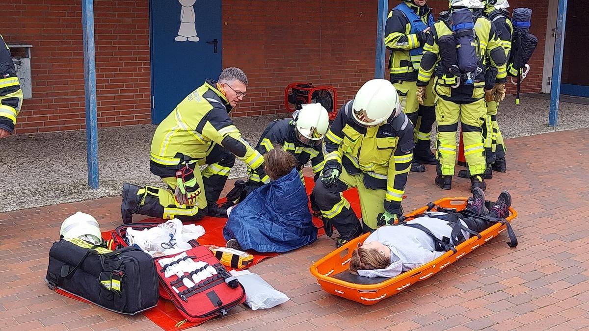 Feuerwehr Horst übt Einsatz mit Chemieunfall an der Schule