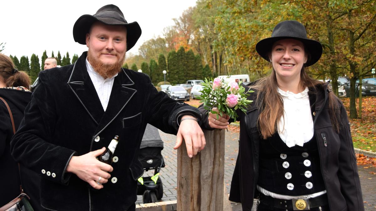 Bildergalerie: Hochzeit in Zimmermannskluft | SHZ