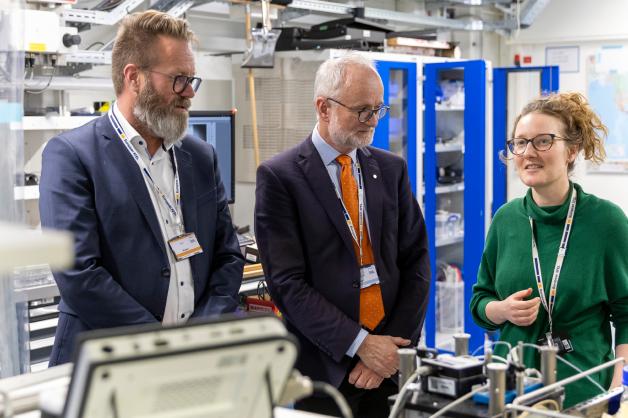 Minister Claus Ruhe Madsen besucht European XFEL in Schenefeld