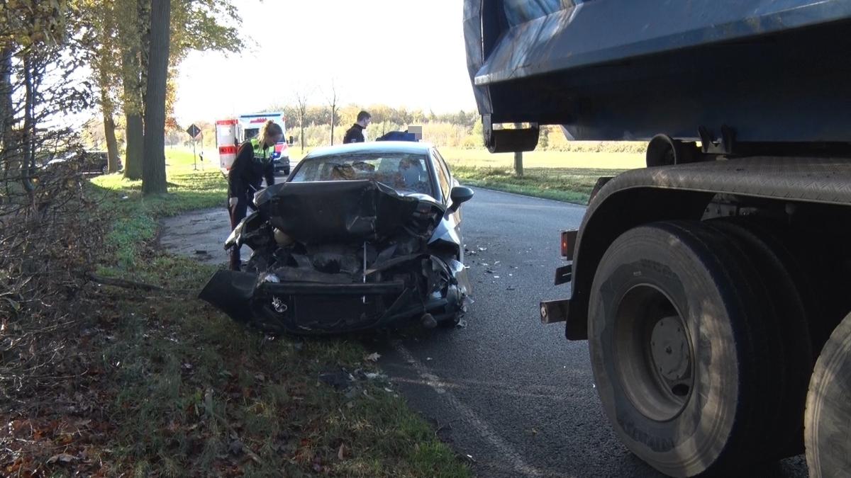 Autofahrer in Bersenbrück schwer verletzt nach Aufprall auf Lkw