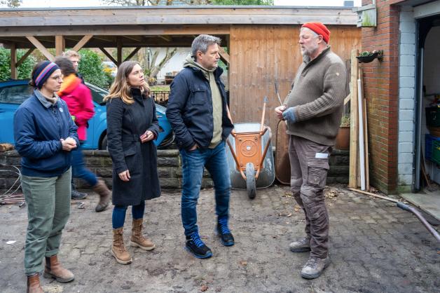 Vier Wochen nach der Sturmflut: Robert Habeck in Flensburg
