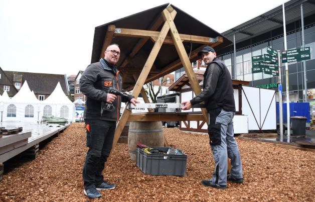 Rendsburg: Aufbau für Weihnachtsmarkt und Eisbahn läuft