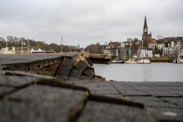 Kaimauer abgesackt: Promenade am Flensburger Hafen gesperrt