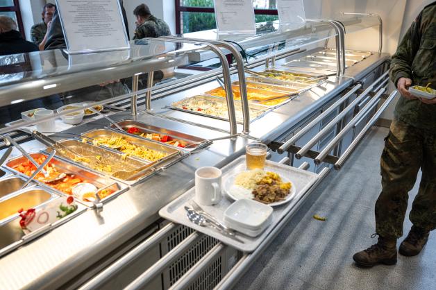 500 Mittagessen täglich – ein Blick in die Truppenküche in Jagel